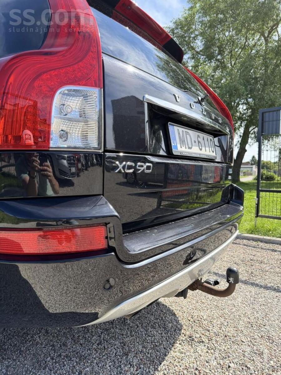 Black Volvo XC90 2014 in Ventspils, with an engine capacity of 2.40 L and mileage of 275 thousand km for 9990 €, photo 27 on AUTOMOTO.COM.LV