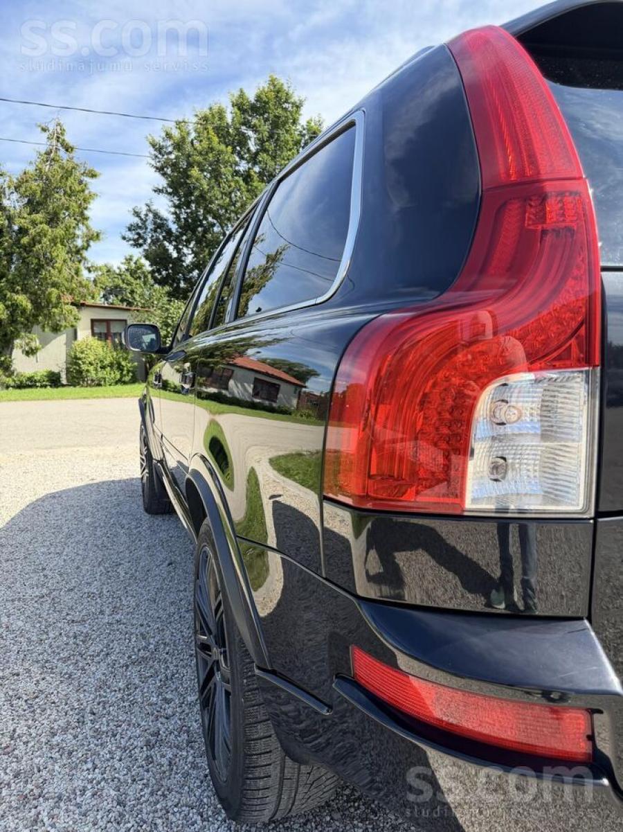 Black Volvo XC90 2014 in Ventspils, with an engine capacity of 2.40 L and mileage of 275 thousand km for 9990 €, photo 28 on AUTOMOTO.COM.LV