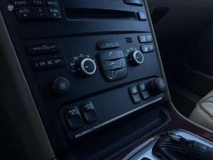 Black Volvo XC90 2014 in Vilnius, with an engine capacity of 3.20 L and mileage of 220 thousand km for 10999 €, photo 16 on AUTOMOTO.COM.LV