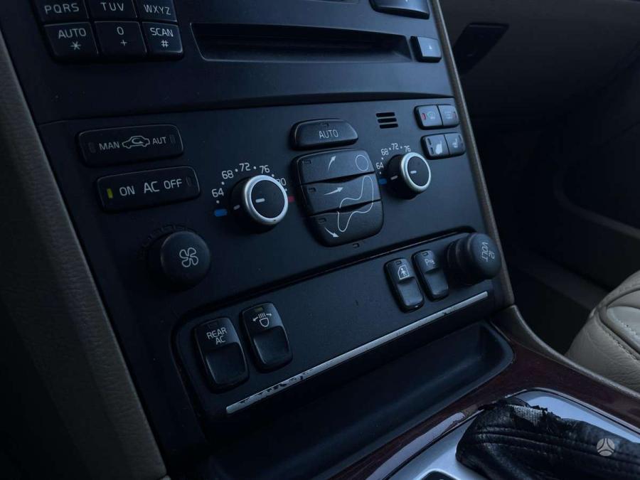 Black Volvo XC90 2014 in Vilnius, with an engine capacity of 3.20 L and mileage of 220 thousand km for 10999 €, photo 16 on AUTOMOTO.COM.LV