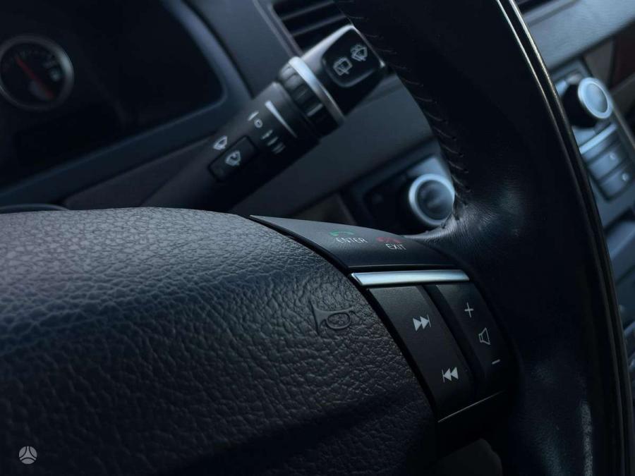 Black Volvo XC90 2014 in Vilnius, with an engine capacity of 3.20 L and mileage of 220 thousand km for 10999 €, photo 19 on AUTOMOTO.COM.LV