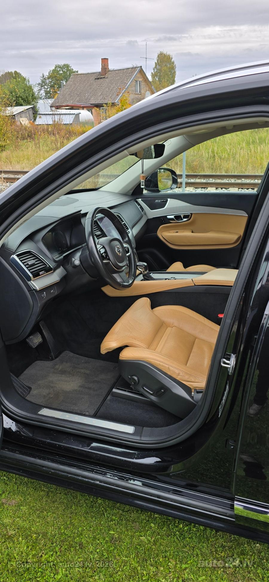 Melns Volvo XC90 2015 Tallina, ar dzinēja tilpumu 2.00 L un nobraukumu 305 tūkst. km par 24000 €, foto 13 vietnē AUTOMOTO.COM.LV