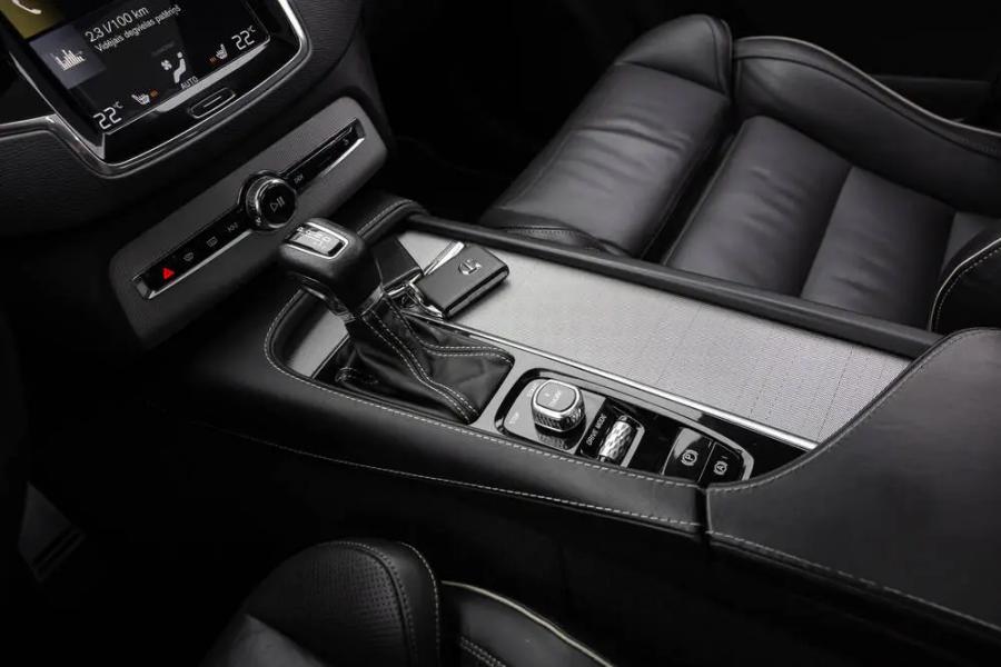 Melns Volvo XC90 2015 Jelgava, ar dzinēja tilpumu 2.00 L un nobraukumu 235 tūkst. km par 21950 €, foto 14 vietnē AUTOMOTO.COM.LV