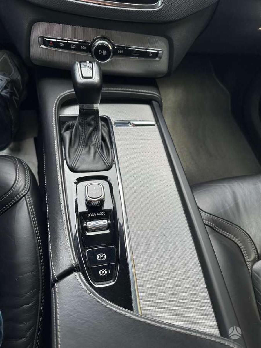 Black Volvo XC90 2015 in Vilnius, with an engine capacity of 1.97 L and mileage of 199 thousand km for 18499 €, photo 13 on AUTOMOTO.COM.LV