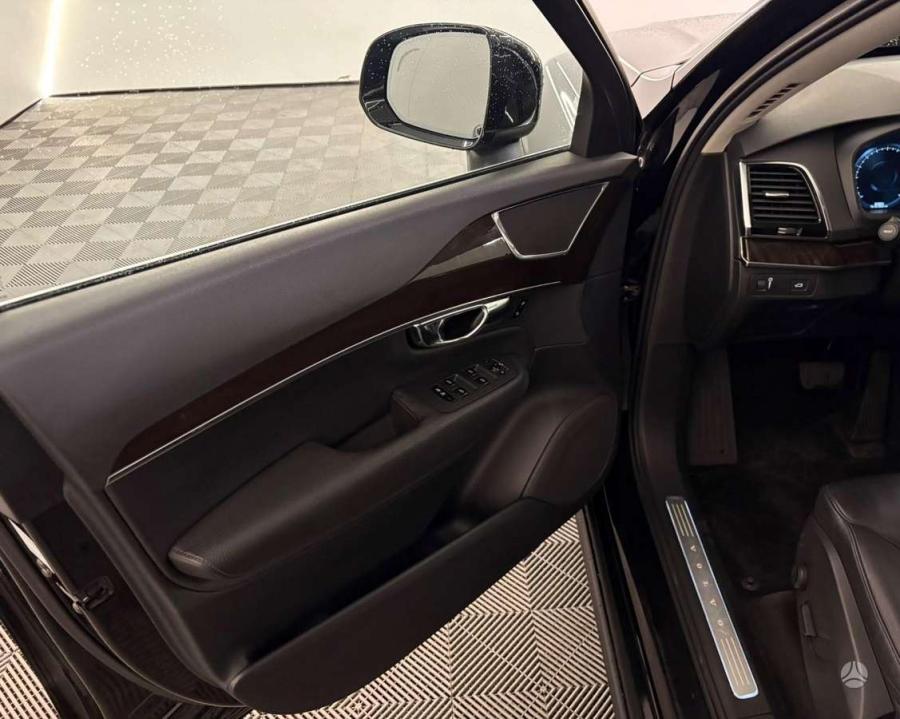 Melns Volvo XC90 2015 Marijampole, ar dzinēja tilpumu 1.97 L un nobraukumu 304 tūkst. km par 17250 €, foto 28 vietnē AUTOMOTO.COM.LV