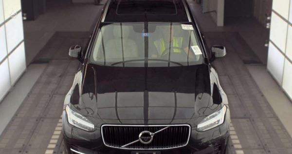 Black Volvo XC90 2016 in Ukmerge, with an engine capacity of 1.97 L and mileage of 245 thousand km for 11900 €, photo 3 on AUTOMOTO.COM.LV