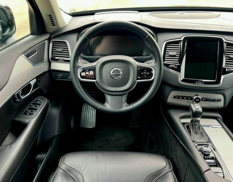 Black Volvo XC90 2016 in Utena, with an engine capacity of 1.97 L and mileage of 278 thousand km for 19850 €, photo 21 on AUTOMOTO.COM.LV