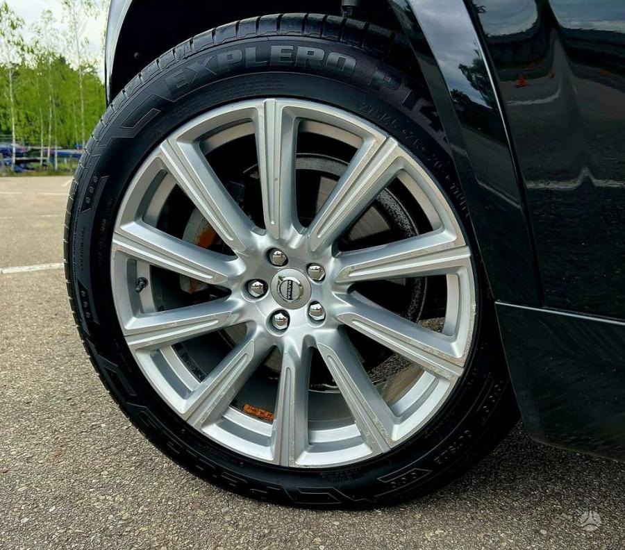 Black Volvo XC90 2016 in Utena, with an engine capacity of 1.97 L and mileage of 278 thousand km for 19850 €, photo 23 on AUTOMOTO.COM.LV