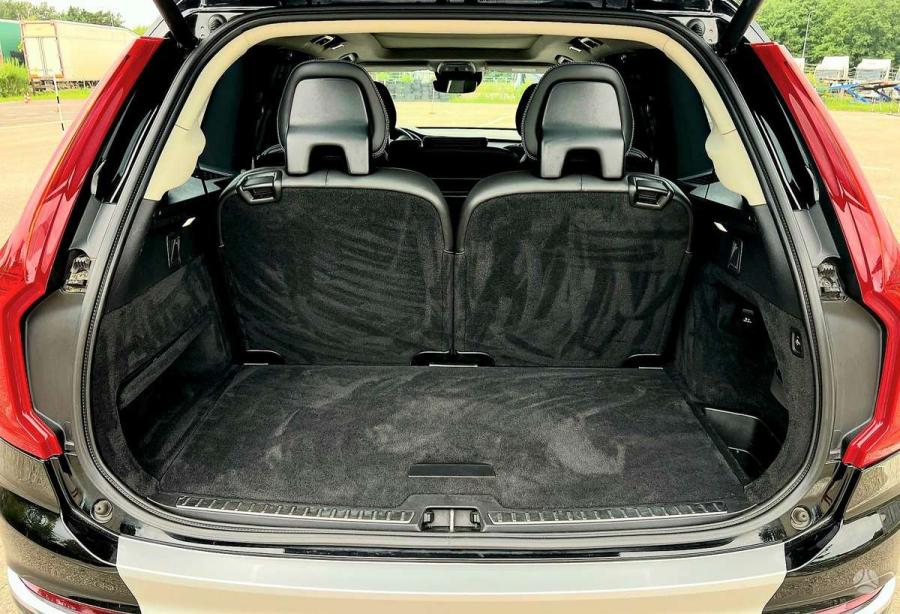 Black Volvo XC90 2016 in Utena, with an engine capacity of 1.97 L and mileage of 278 thousand km for 19850 €, photo 31 on AUTOMOTO.COM.LV