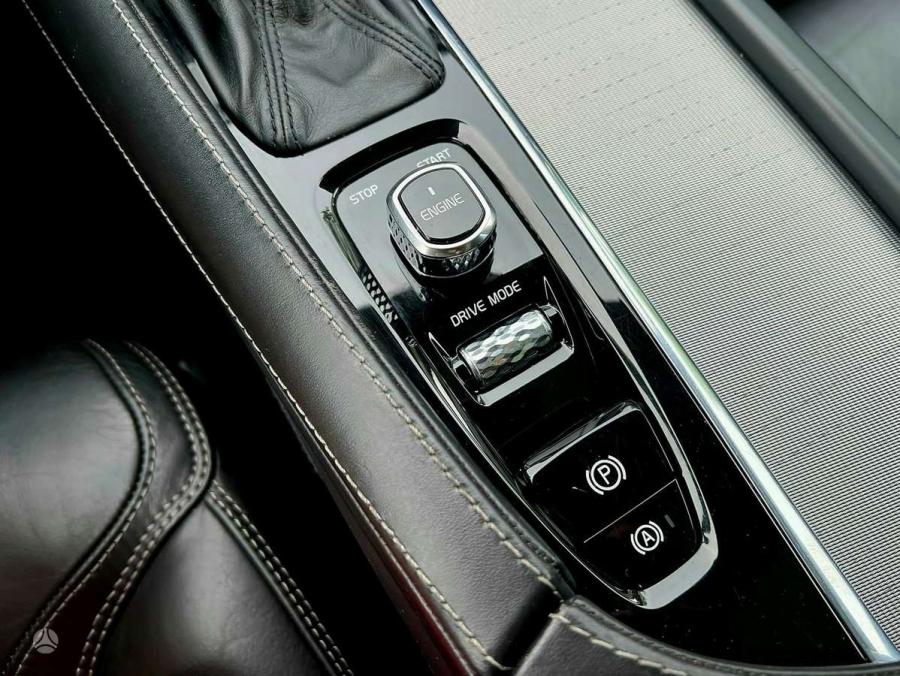 Black Volvo XC90 2016 in Utena, with an engine capacity of 1.97 L and mileage of 278 thousand km for 19850 €, photo 53 on AUTOMOTO.COM.LV