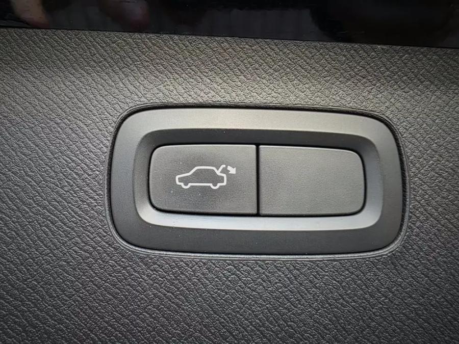 Melns Volvo XC90 2016 Rīga, ar dzinēja tilpumu 2.00 L un nobraukumu 268 tūkst. km par 22990 €, foto 13 vietnē AUTOMOTO.COM.LV