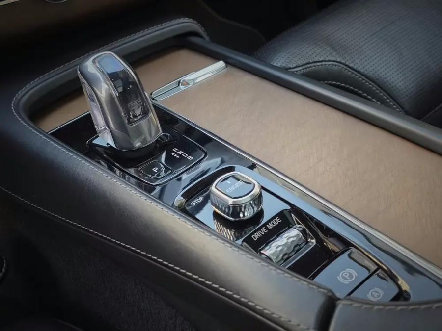 Melns Volvo XC90 2016 Rīga, ar dzinēja tilpumu 2.00 L un nobraukumu 268 tūkst. km par 22990 €, foto 20 vietnē AUTOMOTO.COM.LV