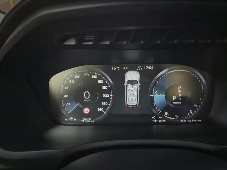 Melns Volvo XC90 2016 Rīga, ar dzinēja tilpumu 2.00 L un nobraukumu 268 tūkst. km par 22990 €, foto 24 vietnē AUTOMOTO.COM.LV