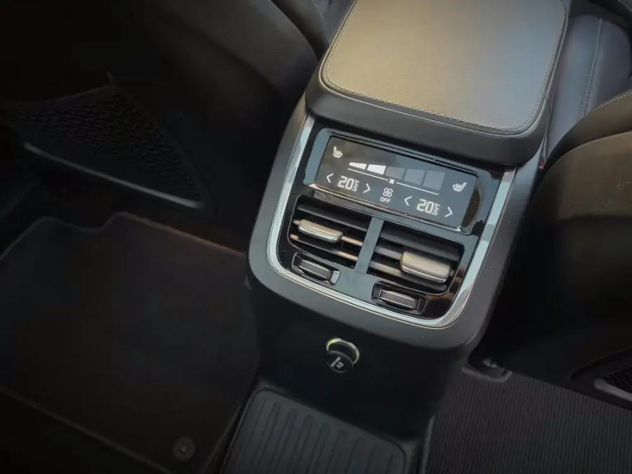 Melns Volvo XC90 2016 Rīga, ar dzinēja tilpumu 2.00 L un nobraukumu 268 tūkst. km par 22990 €, foto 30 vietnē AUTOMOTO.COM.LV