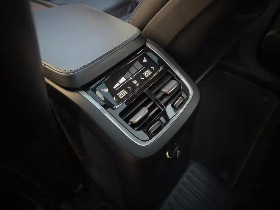 Melns Volvo XC90 2016 Rīga, ar dzinēja tilpumu 2.00 L un nobraukumu 268 tūkst. km par 22990 €, foto 51 vietnē AUTOMOTO.COM.LV