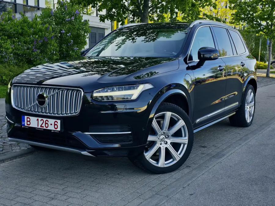 Black Volvo XC90 2016 in Riga, with an engine capacity of 2.00 L and mileage of 317 thousand km for 21950 €, photo 4 on AUTOMOTO.COM.LV