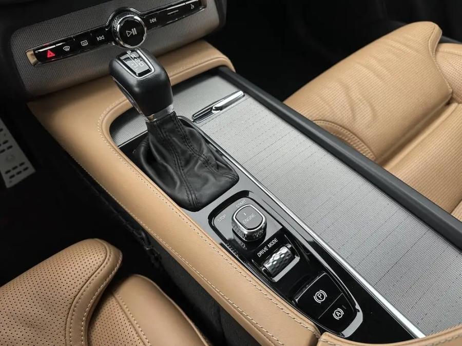 Black Volvo XC90 2016 in Jelgava, with an engine capacity of 2.00 L and mileage of 210 thousand km for 24450 €, photo 12 on AUTOMOTO.COM.LV