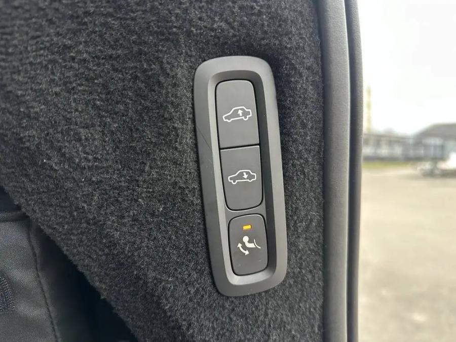 Black Volvo XC90 2016 in Jelgava, with an engine capacity of 2.00 L and mileage of 210 thousand km for 24450 €, photo 20 on AUTOMOTO.COM.LV