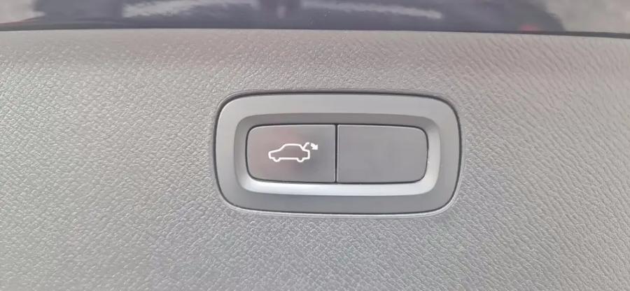 Melns Volvo XC90 2016 Daugavpils, ar dzinēja tilpumu 2.00 L un nobraukumu 239 tūkst. km par 20350 €, foto 29 vietnē AUTOMOTO.COM.LV