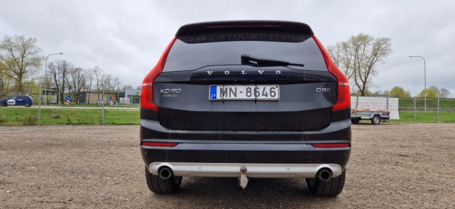 Black Volvo XC90 2016 in Riga, with an engine capacity of 2.00 L and mileage of 239 thousand km for 23350 €, photo 5 on AUTOMOTO.COM.LV