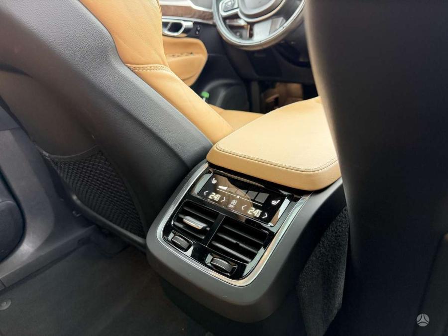 Black Volvo XC90 2016 in Kaunas, with an engine capacity of 2.00 L and mileage of 210 thousand km for 21500 €, photo 12 on AUTOMOTO.COM.LV