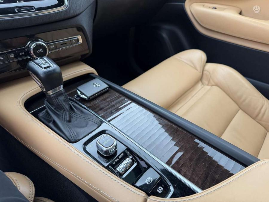 Black Volvo XC90 2016 in Kaunas, with an engine capacity of 2.00 L and mileage of 210 thousand km for 21500 €, photo 16 on AUTOMOTO.COM.LV