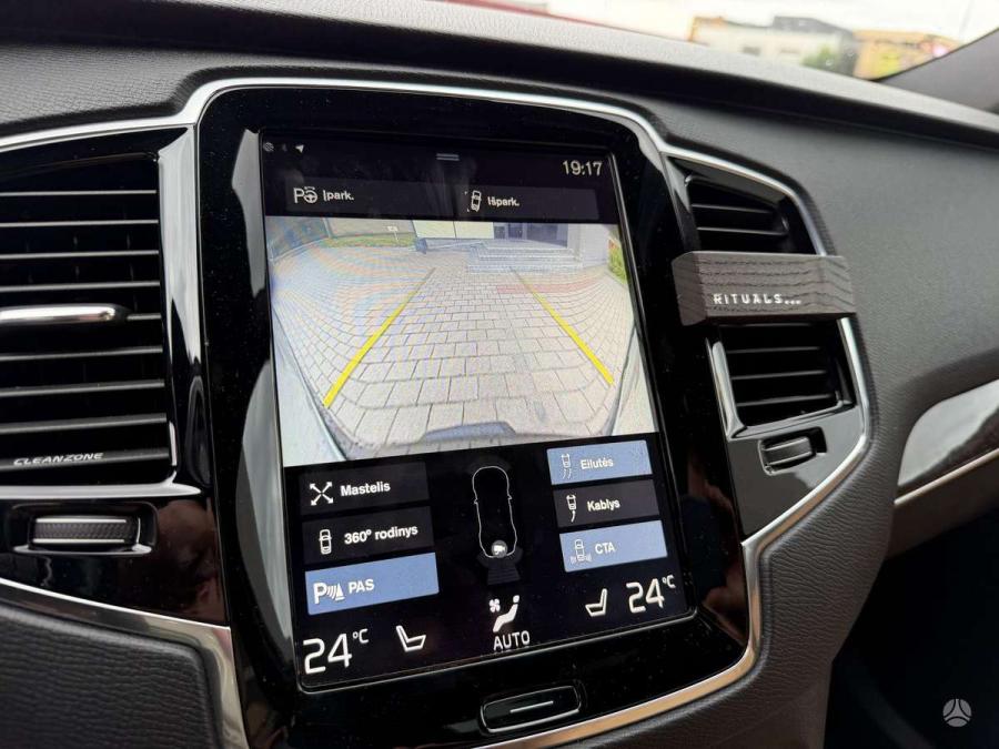 Black Volvo XC90 2016 in Kaunas, with an engine capacity of 2.00 L and mileage of 210 thousand km for 21500 €, photo 17 on AUTOMOTO.COM.LV