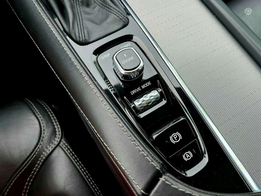 Black Volvo XC90 2016 in Utena, with an engine capacity of 1.97 L and mileage of 278 thousand km for 19350 €, photo 40 on AUTOMOTO.COM.LV
