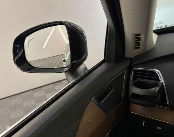 Black Volvo XC90 2016 in Marijampole, with an engine capacity of 1.97 L and mileage of 193 thousand km for 20850 €, photo 8 on AUTOMOTO.COM.LV