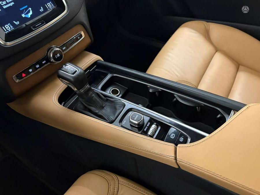 Melns Volvo XC90 2016 Marijampole, ar dzinēja tilpumu 1.97 L un nobraukumu 193 tūkst. km par 20850 €, foto 15 vietnē AUTOMOTO.COM.LV