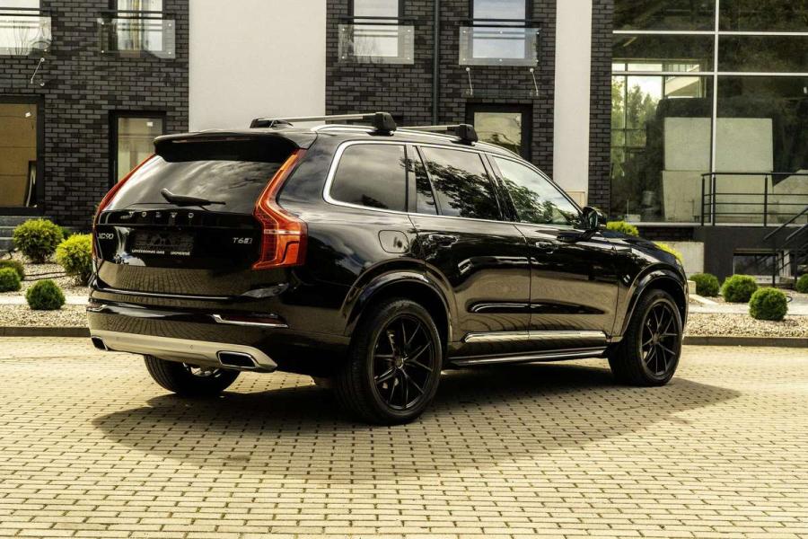 Black Volvo XC90 2016 in Ukmerge, with an engine capacity of 1.97 L and mileage of 203 thousand km for 17800 €, photo 8 on AUTOMOTO.COM.LV