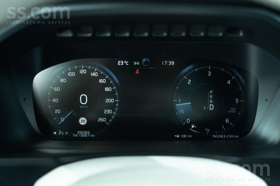 Black Volvo XC90 2016 in Riga, with an engine capacity of 2.00 L and mileage of 250 thousand km for 18500 €, photo 13 on AUTOMOTO.COM.LV