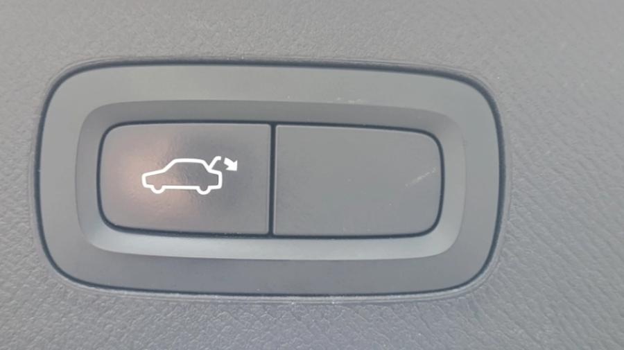 Melns Volvo XC90 2017 Rīga, ar dzinēja tilpumu 2.00 L un nobraukumu 257 tūkst. km par 25900 €, foto 19 vietnē AUTOMOTO.COM.LV