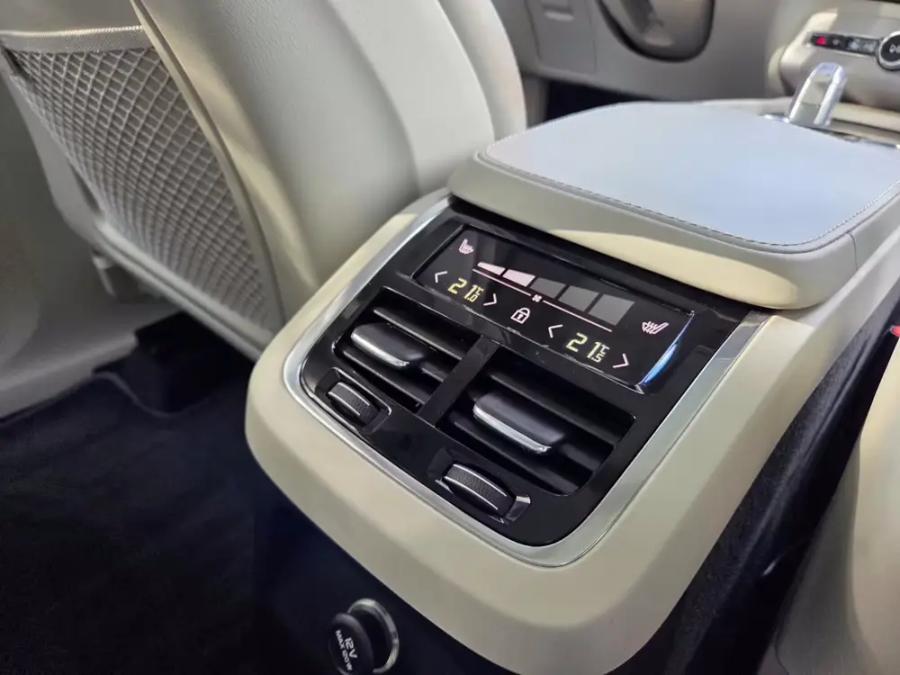 Black Volvo XC90 2017 in Jelgava, with an engine capacity of 2.00 L and mileage of 190 thousand km for 22500 €, photo 18 on AUTOMOTO.COM.LV