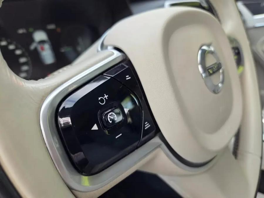Black Volvo XC90 2017 in Jelgava, with an engine capacity of 2.00 L and mileage of 190 thousand km for 22500 €, photo 22 on AUTOMOTO.COM.LV