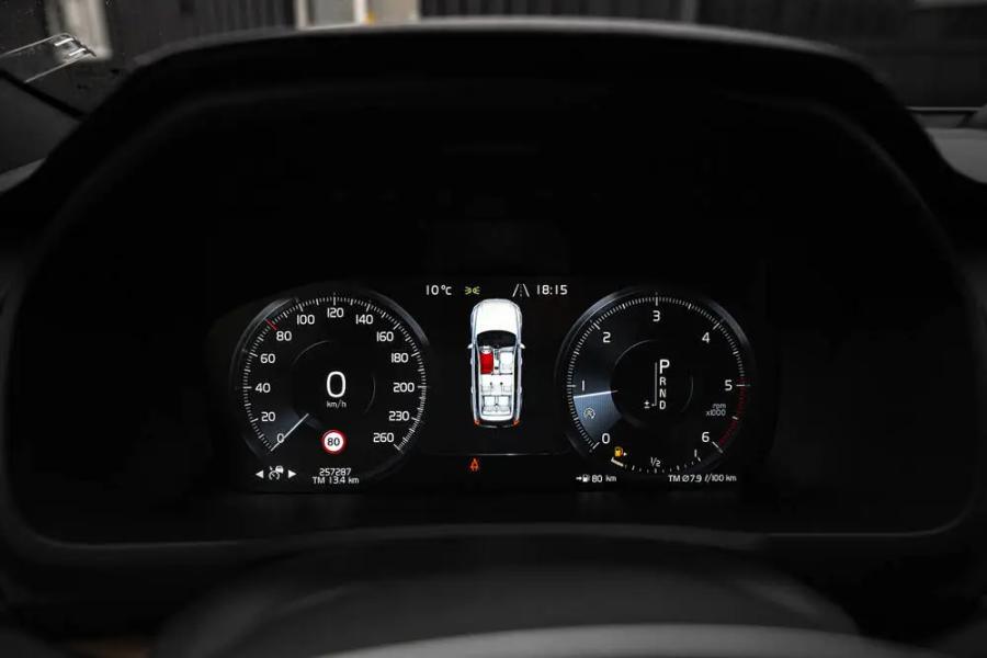 Melns Volvo XC90 2017 Jelgava, ar dzinēja tilpumu 2.00 L un nobraukumu 257 tūkst. km par 27900 €, foto 30 vietnē AUTOMOTO.COM.LV