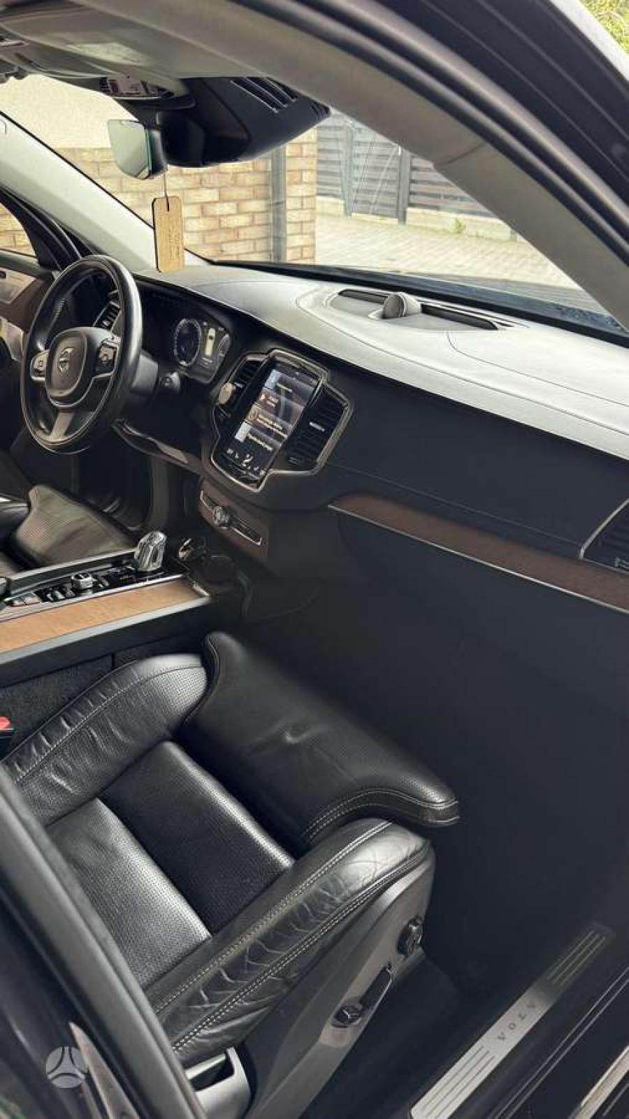 Black Volvo XC90 2017 in Telschi, with an engine capacity of 1.97 L and mileage of 225 thousand km for 21900 €, photo 8 on AUTOMOTO.COM.LV