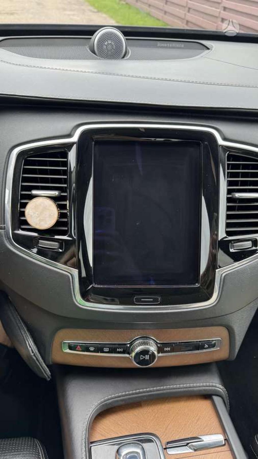 Black Volvo XC90 2017 in Telschi, with an engine capacity of 1.97 L and mileage of 225 thousand km for 21900 €, photo 9 on AUTOMOTO.COM.LV