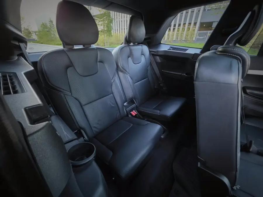 Black Volvo XC90 2018 in Riga, with an engine capacity of 2.00 L and mileage of 252 thousand km for 21900 €, photo 17 on AUTOMOTO.COM.LV