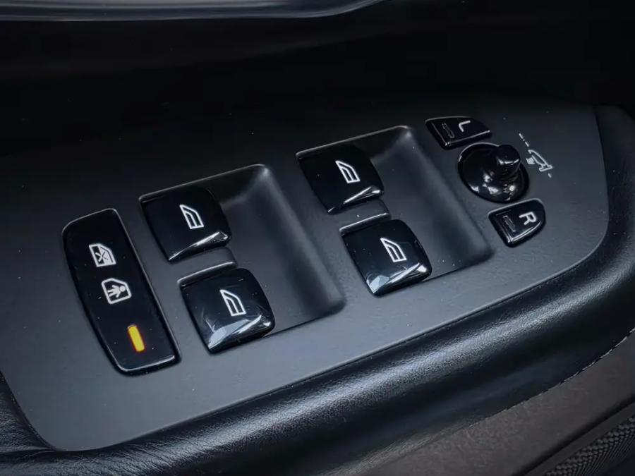 Black Volvo XC90 2018 in Riga, with an engine capacity of 2.00 L and mileage of 252 thousand km for 21900 €, photo 29 on AUTOMOTO.COM.LV