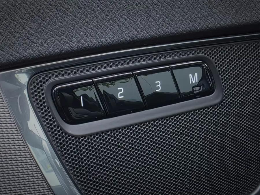Black Volvo XC90 2018 in Riga, with an engine capacity of 2.00 L and mileage of 252 thousand km for 21900 €, photo 30 on AUTOMOTO.COM.LV