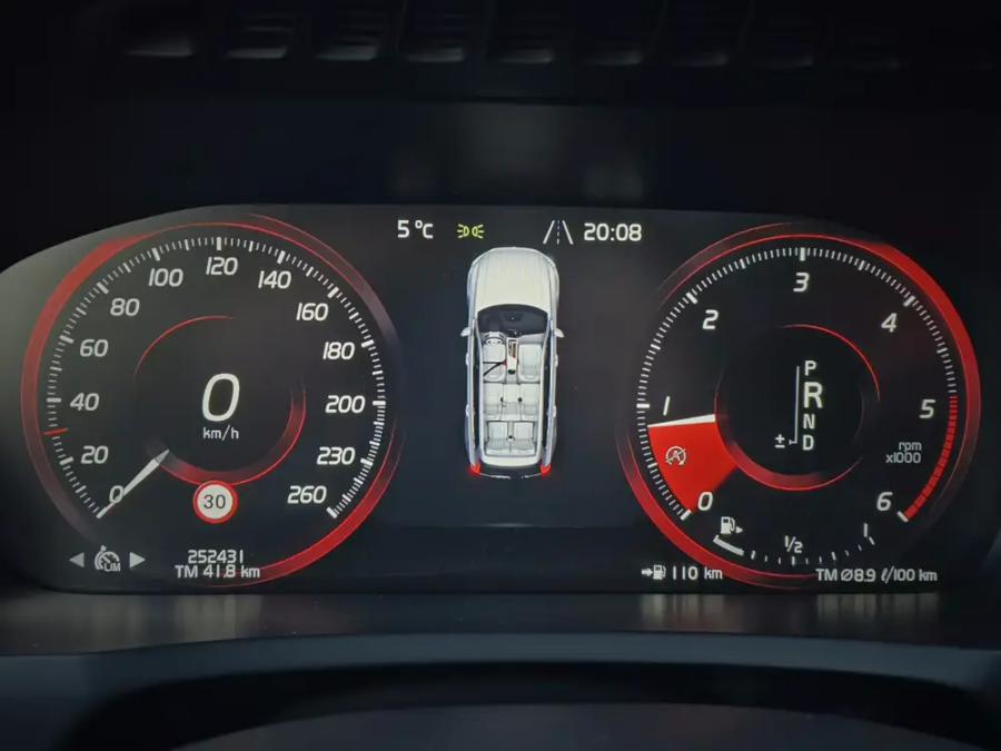 Black Volvo XC90 2018 in Riga, with an engine capacity of 2.00 L and mileage of 252 thousand km for 21900 €, photo 39 on AUTOMOTO.COM.LV
