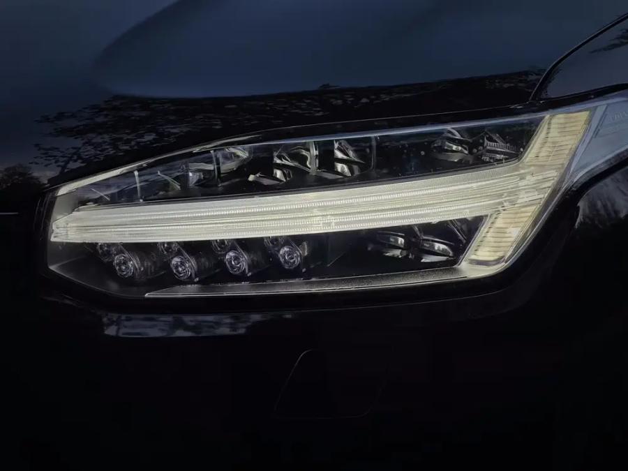 Black Volvo XC90 2018 in Riga, with an engine capacity of 2.00 L and mileage of 252 thousand km for 21900 €, photo 40 on AUTOMOTO.COM.LV