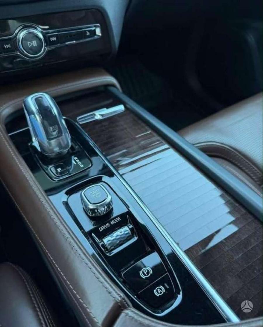 Black Volvo XC90 2018 in Marijampole, with an engine capacity of 1.97 L and mileage of 264 thousand km for 32500 €, photo 9 on AUTOMOTO.COM.LV