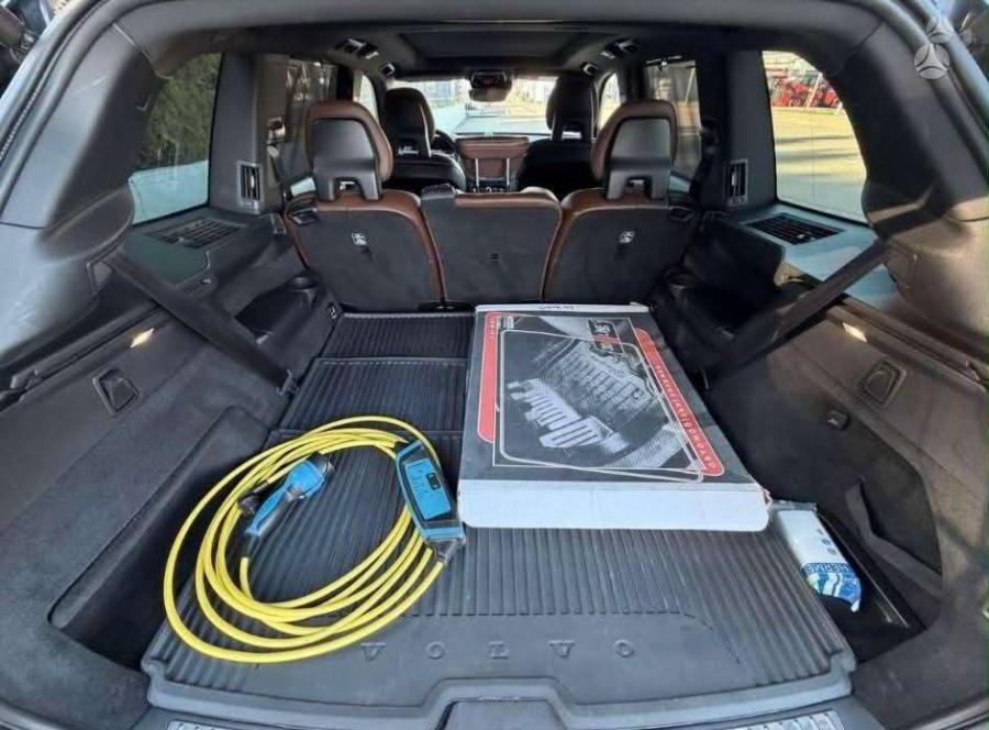 Black Volvo XC90 2018 in Marijampole, with an engine capacity of 1.97 L and mileage of 264 thousand km for 32500 €, photo 10 on AUTOMOTO.COM.LV