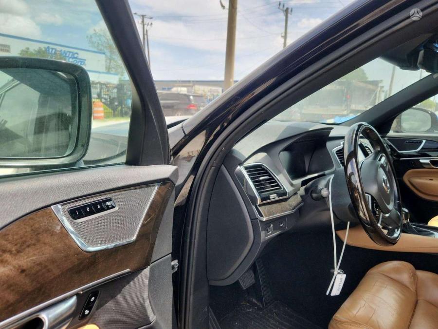 Black Volvo XC90 2018 in Vilnius, with an engine capacity of 1.97 L and mileage of 148 thousand km for 9899 €, photo 9 on AUTOMOTO.COM.LV