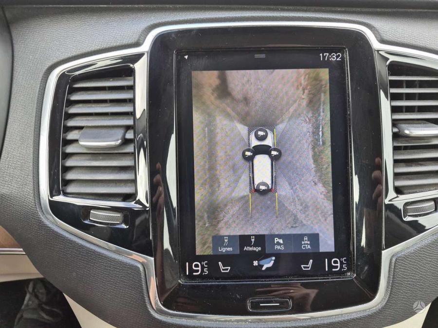 Black Volvo XC90 2018 in Taurage, with an engine capacity of 1.97 L and mileage of 269 thousand km for 14800 €, photo 11 on AUTOMOTO.COM.LV