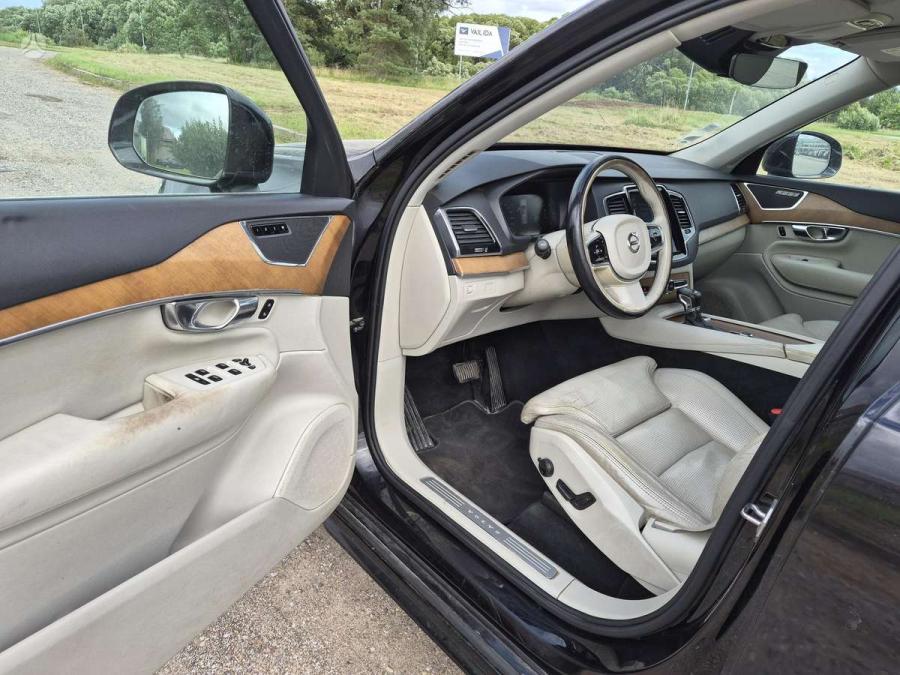 Black Volvo XC90 2018 in Taurage, with an engine capacity of 1.97 L and mileage of 269 thousand km for 14800 €, photo 20 on AUTOMOTO.COM.LV