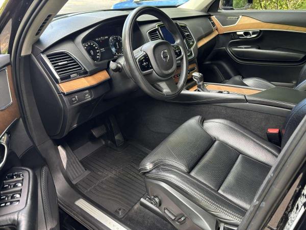 Black Volvo XC90 2018 in Vilnius, with an engine capacity of 2.00 L and mileage of 118 thousand km for 21900 €, photo 9 on AUTOMOTO.COM.LV