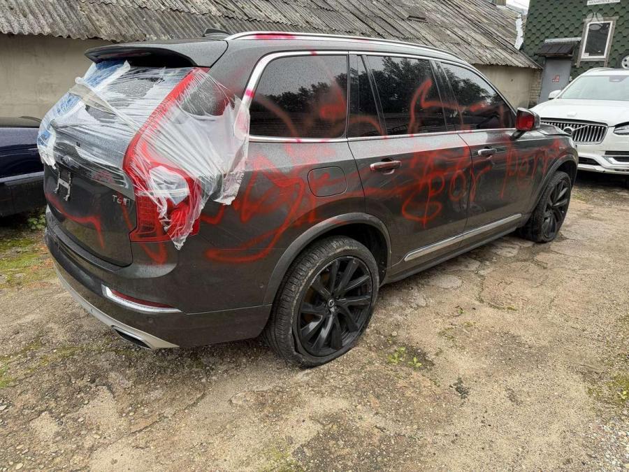 Black Volvo XC90 2018 in Sakiai, with an engine capacity of 1.97 L and mileage of 177 thousand km for 23000 €, photo 12 on AUTOMOTO.COM.LV
